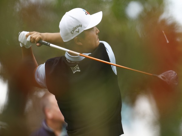 Korea's Lee charges into contention at Valspar as five players share lead