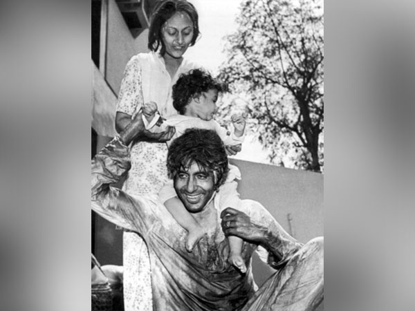 On Holi, Big B drops throwback pictures featuring wife Jaya Bachchan ...