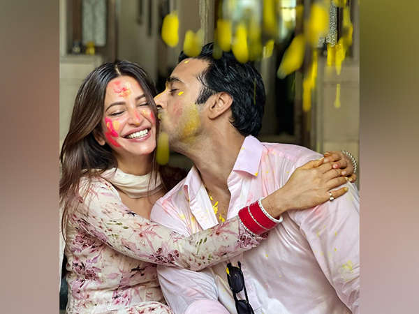 Pulkit Samrat gives wife Kriti Kharbanda a cute peck as they celebrate ...