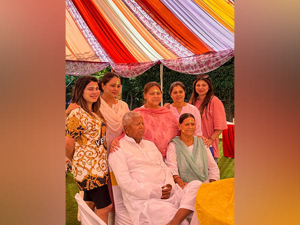 RJD leader Lalu Yadav celebrates Holi with his wife Rabri Devi and ...