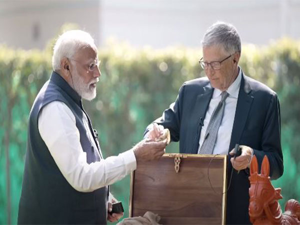 Darjeeling tea to Terracotta Murti: PM Modi's 'Vocal For Local' gifts ...