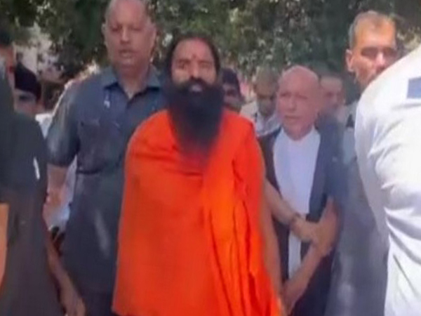 SC gives Baba Ramdev, Balkrishna last chance to file new affidavits ...