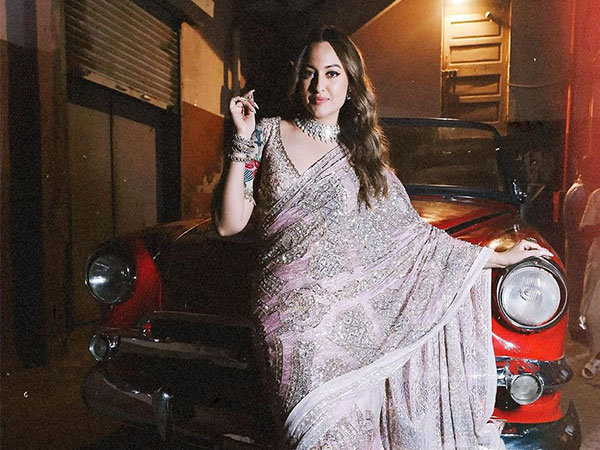 Sonakshi Sinha sizzles in sparkly saree for 'Heeramandi' event