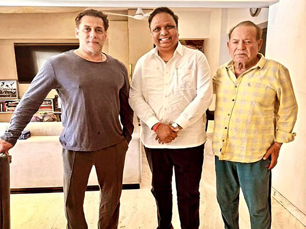 Salman Khan and his father Salim Khan enjoy lunch with politician ...