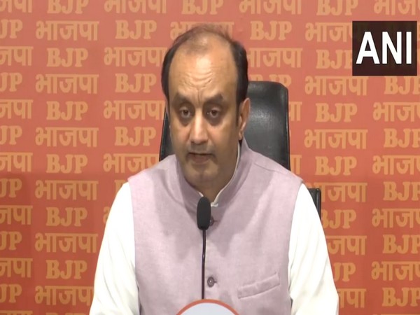 'Aam Aadmi' cap pulled off as Kejriwal wants treatment of 'Khas Aadmi ...