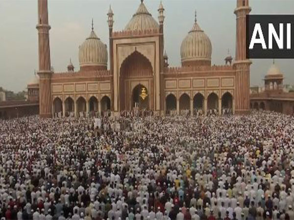 Mass gatherings at mosques for Eid-ul-Fitr 'namaz' mark festive ...
