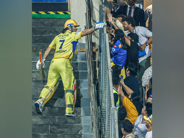 MS Dhoni lights up Wankhede with hat-trick of sixes against MI, gifts ...