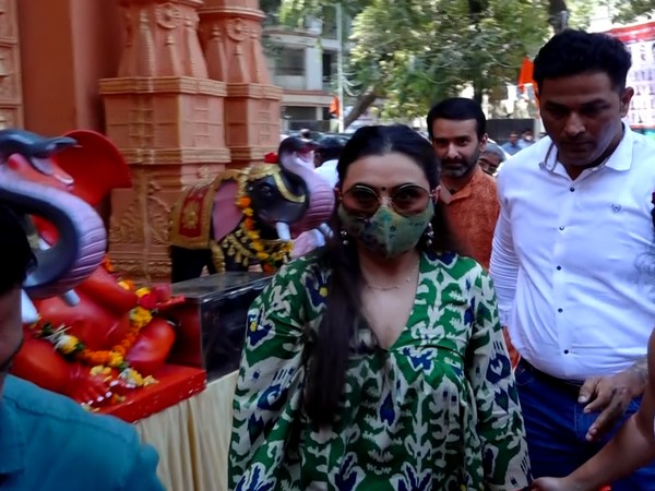 Rani Mukerji offers prayers at Ghanteshwar temple on 'Hanuman Jayanti'