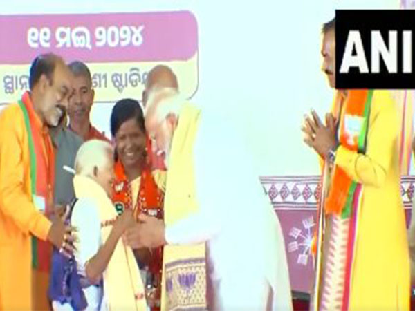 In Odisha's Kandhamal: PM Modi bows down, seeks blessings from Padma awardee Purnamasi Jani