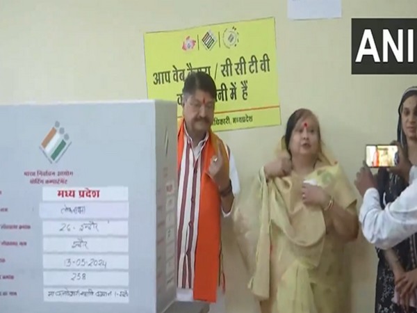 MP Minister Kailash Vijayvargiya casts vote with family in Indore