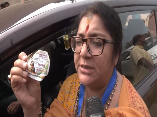 Trinamool booth agent caught red-handed asking people to vote for Rachana Banerjee: Locket ...