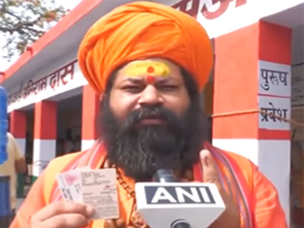 "Vote for the upliftment of India..." says Ayodhya's Hanuman Garhi temple priest Mahant Raju Das ...