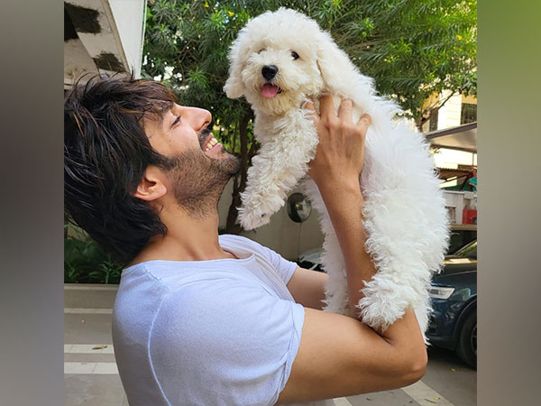 Kartik Aaryan trains his pet to become 'Katori Champiyon'