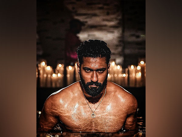 Vicky Kaushal drops new pic flaunting his muscular body, fans call him ...