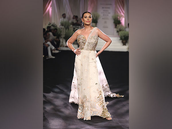 ICW: Lisa Ray opens Rahul Mishra's show on 'Afreen Afreen' song
