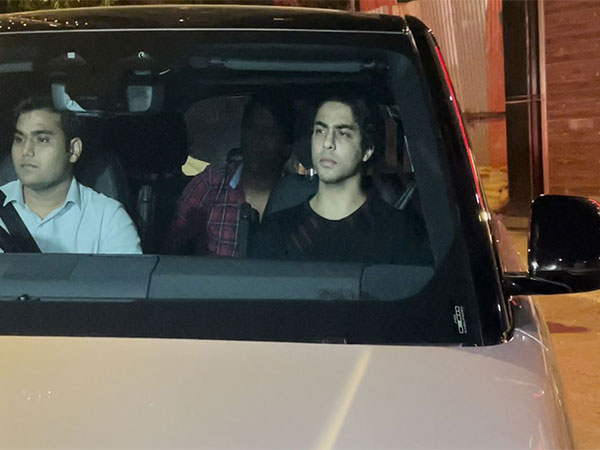 Aryan Khan arrives in an all-black attire for screening of Zoya Akhtar ...