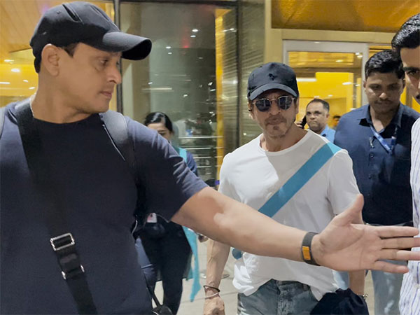 SRK makes stylish return to Mumbai after bagging Best Actor at IIFA ...