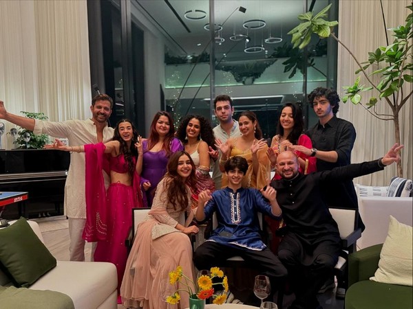 In pics: Hrithik Roshan celebrates Diwali with girlfriend Saba Azad and ...