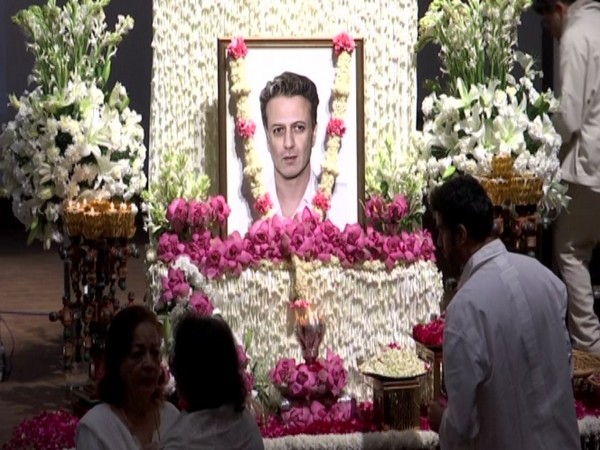 Tarun Tahiliani, Esha Gupta attend prayer meet of Rohit Bal