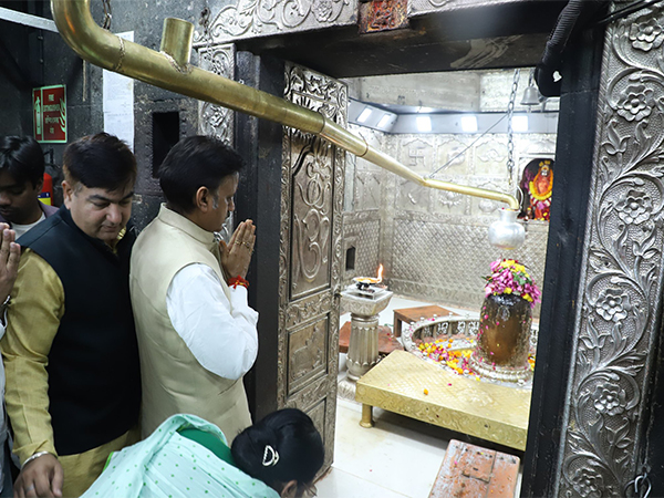 MP Deputy CM Rajendra Shukla offers prayers at Mahakaleshwar temple in ...