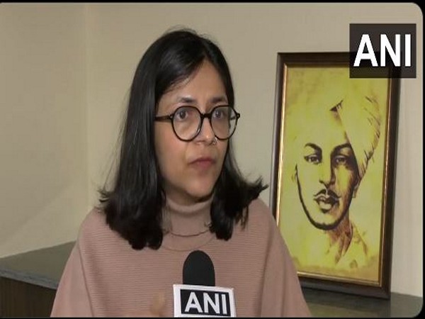 AAP MP Swati Maliwal alleges poor road conditions in Delhi, blames CM ...