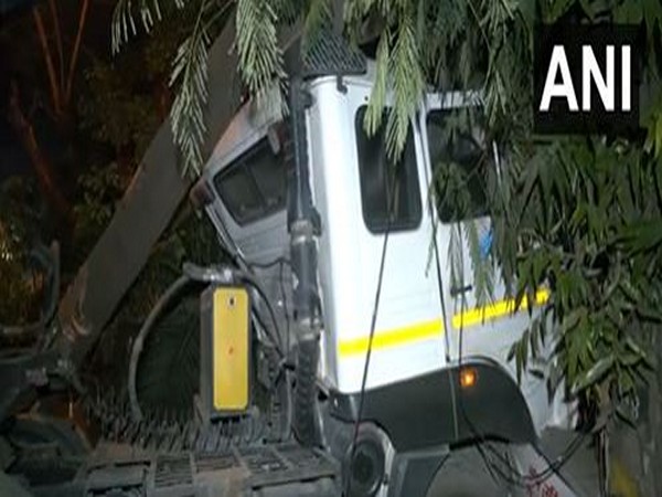 Delhi: Truck carrying gravel hits roadside tree in South Moti Bagh, no ...