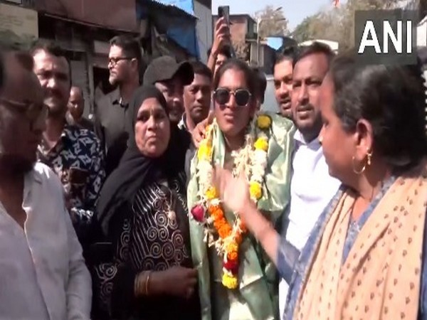 Gujarat Giants star Simran Shaikh receives grand welcome in Dharavi