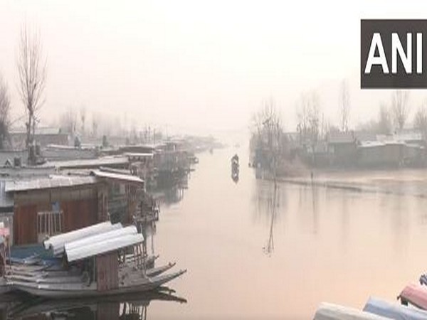 Srinagar: Thin layer of ice forms on Dal Lake as cold wave continues to ...