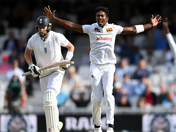Sri Lanka seamer Vishwa Fernando signs for Warwickshire