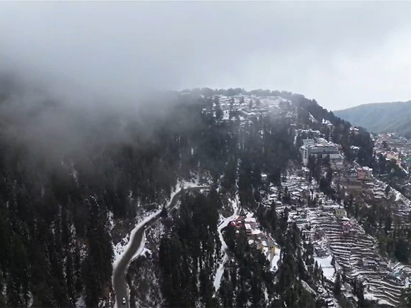 Fresh snowfall in Himachal's upper regions thrills tourists, boosts ...