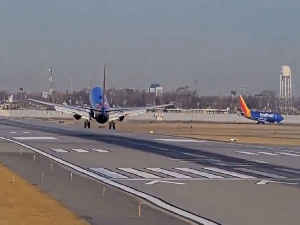 Southwest plane nearly collides with a private jet at Chicago Midway Airport