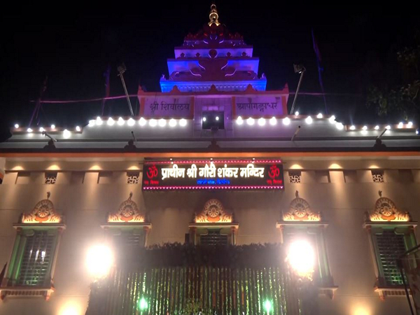 Delhi: Thousands of devotees throng Gauri Shankar Temple in Chandani ...