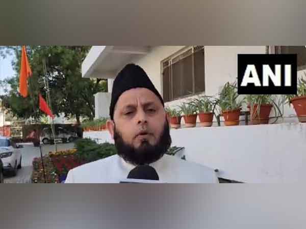"Nobody has right to raise finger on him": Maulana Khalid Rashid on ...