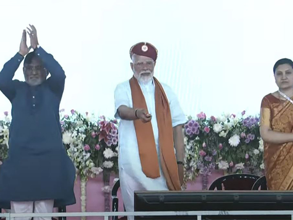 PM Modi inaugurates, lays foundation stone of various development ...