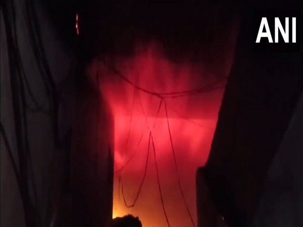 West Bengal: Fire breaks out at cloth market in Howrah
