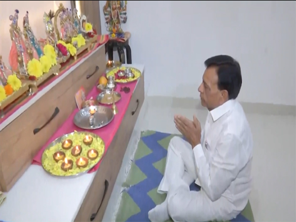 Madhya Pradesh Dy CM & Finance Minister Jagdish Devda offers prayers at ...