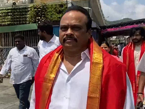 'RRR' Producer DVV Danayya offers prayers at Sri Venkateswara Swamy ...