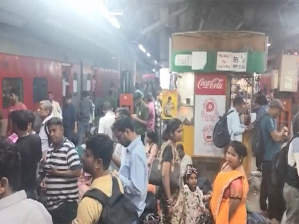 Heavy passenger congestion at two platforms of New Delhi Railway ...