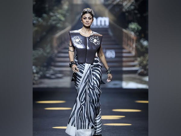 Shilpa Shetty slays ramp walk in stylish black & white saree at Lakme ...