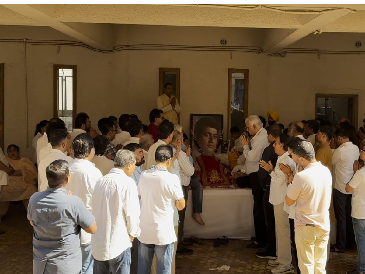 Actor Manoj Kumar's mortal remains brought to his residence for final ...