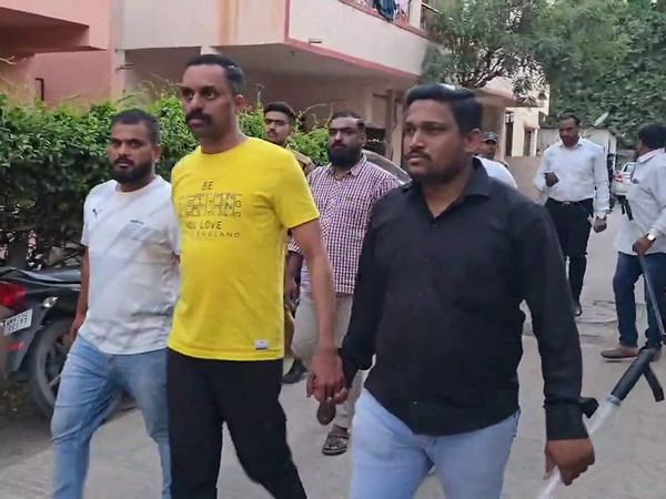 Maharashtra: Pune Police parade gangster Tipu Pathan in Pune, video ...