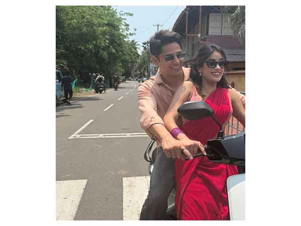 Janhvi Kapoor, Sidharth Malhotra enjoy scooty ride, check out 'Param ...