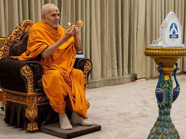 BAPS spiritual guru Mahant Swami Maharaj condoles demise of Pope Francis