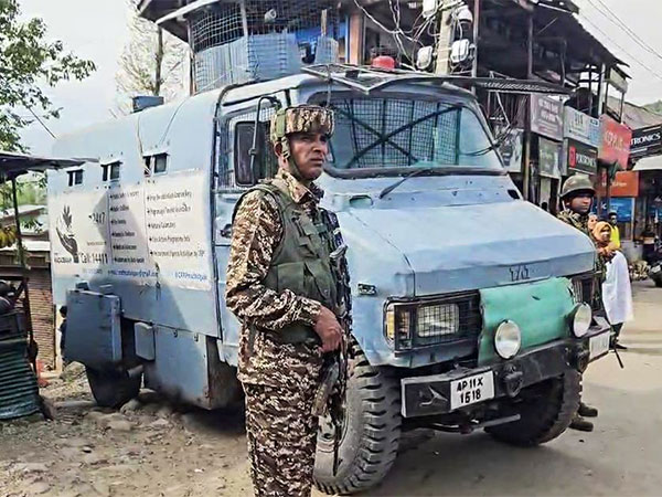 Pahalgam terror attack: Army, Navy chiefs brief Defence Minister ...