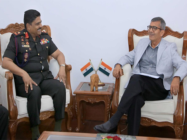 Sri Lankan Army Commander Lt Gen Lasantha Rodrigo meets Def Secy Rajesh ...