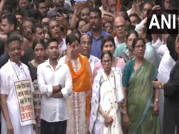 Mamata Banerjee leads protest march alleging harassment of Bengali ...