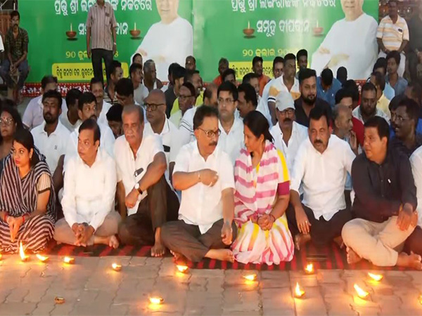 BJD hold 'Deepdaan' at Lingaraj Temple in Bhubaneswar, pray for Puri ...