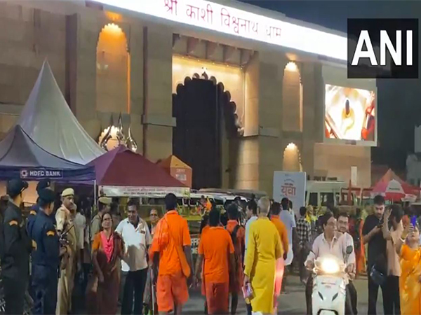 Devotees offer prayers in large numbers on second Monday of Sawan, long queue outside Kashi ...