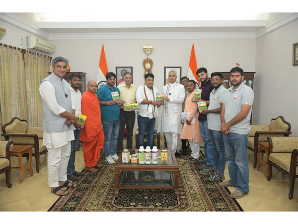 Gau Rashtra Yatra Team Meets Governor Acharya Devvrat