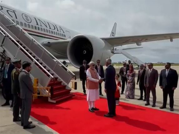PM Modi arrives in Maldives, received by President Muizzu other senior ...